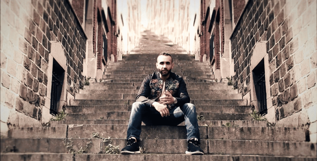 Elmo feat. Motrip & Ali As - + - 0 (Video) - rap.de